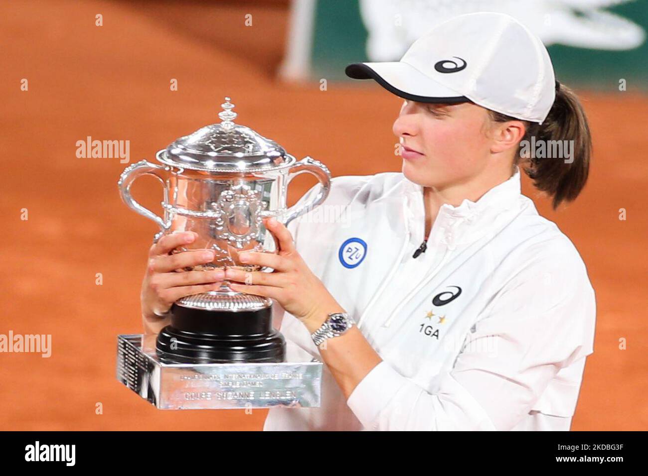 Iga Swiatek posing for photos with the trophy of Roland Garros after ...