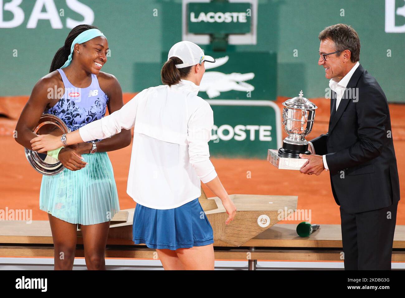 Iga Swiatek receiving the trophy of Roland Garros championship after ...