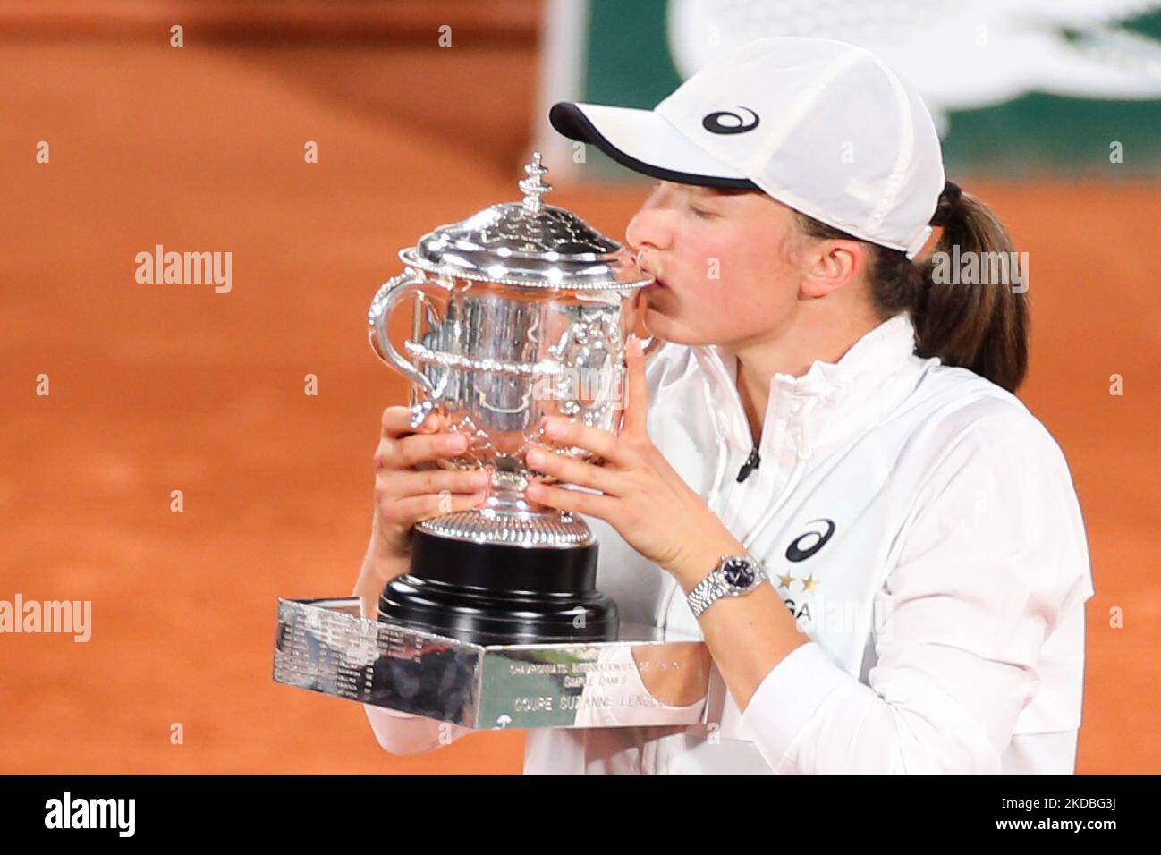 Iga swiatek 2022 french open trophy hi-res stock photography and images ...