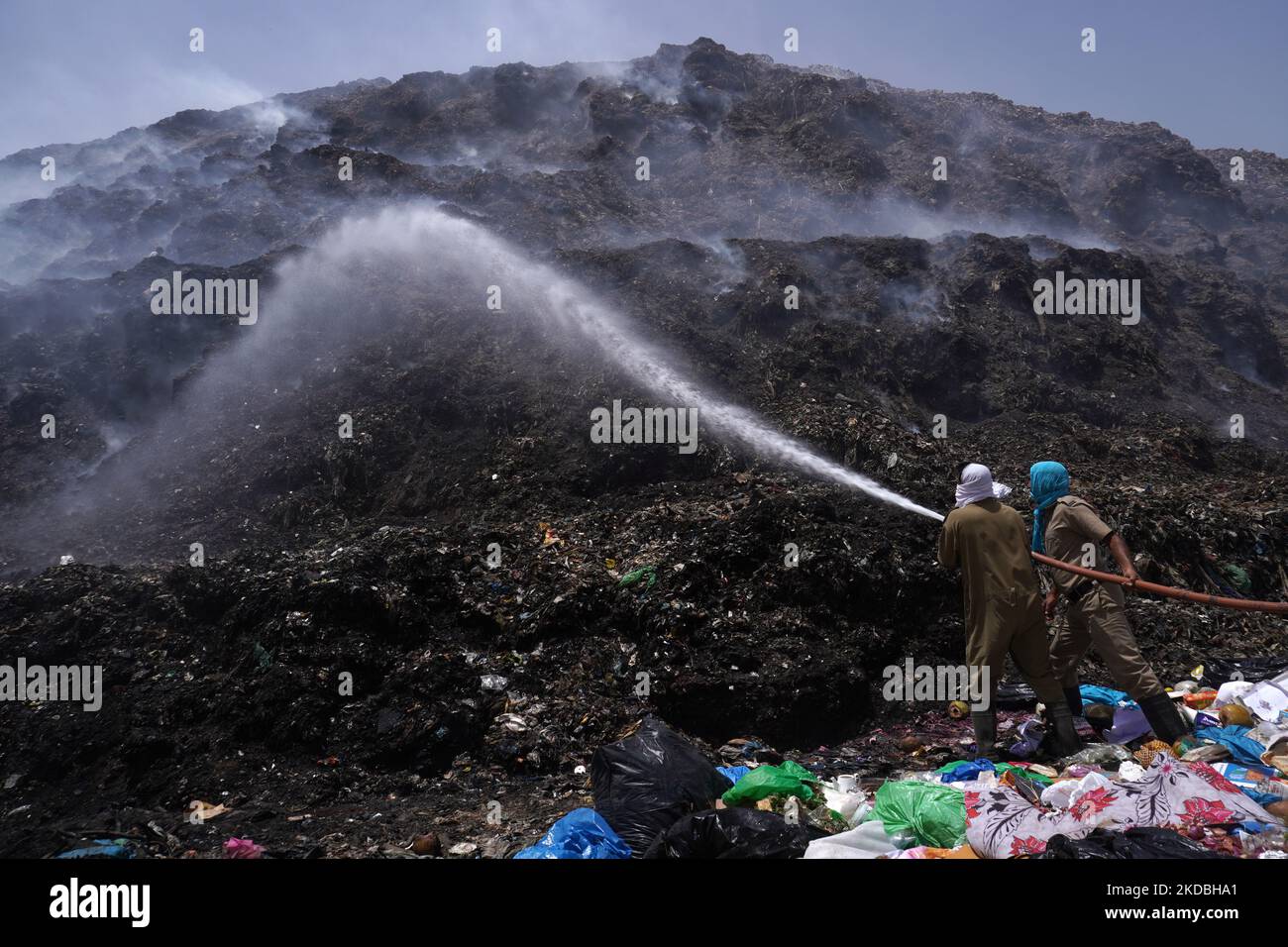 Burning garbage mound hi-res stock photography and images - Alamy