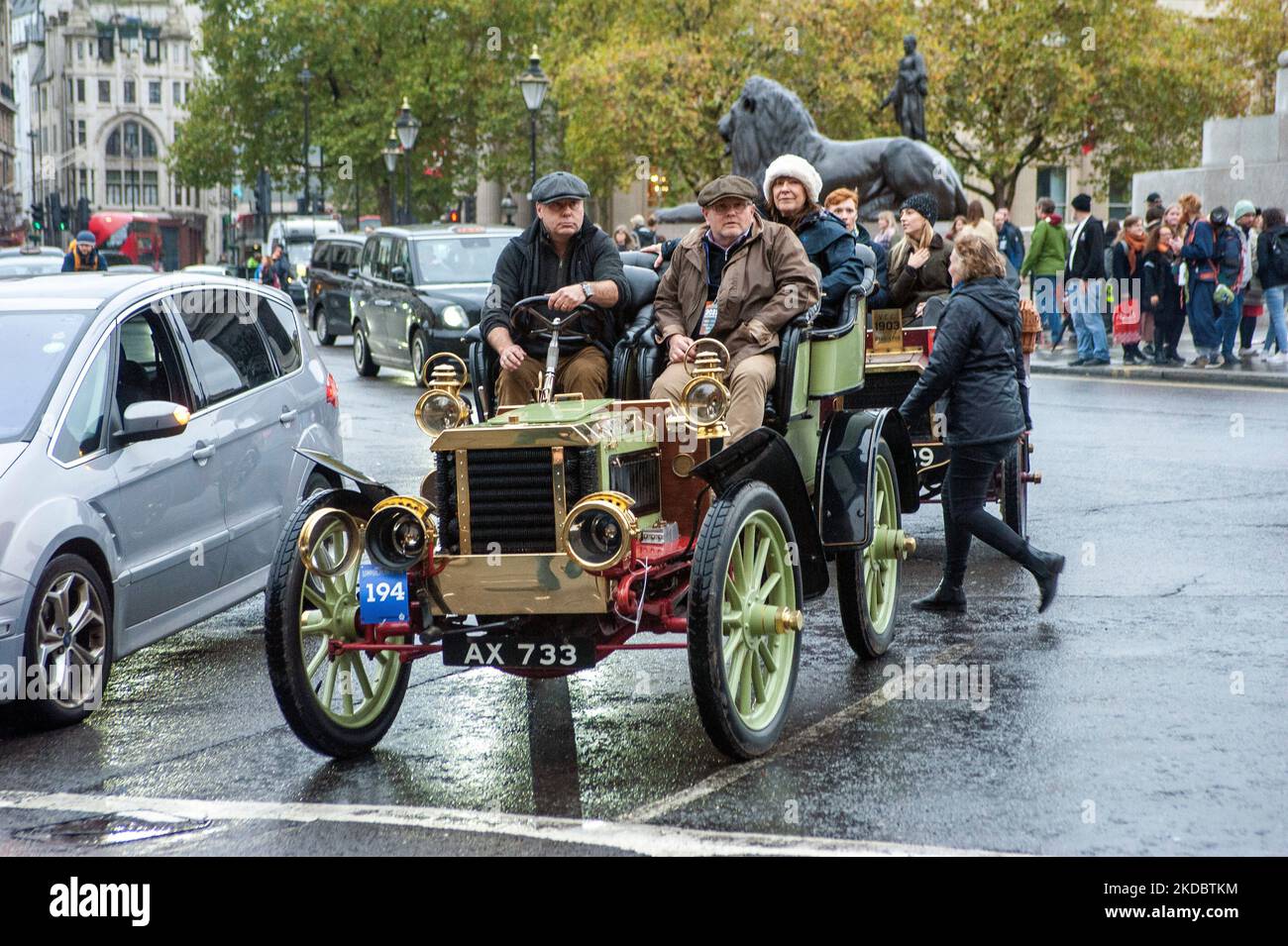 London, UK. 5th Nov, 2022. Veteran, pre first world war, cars pass ...