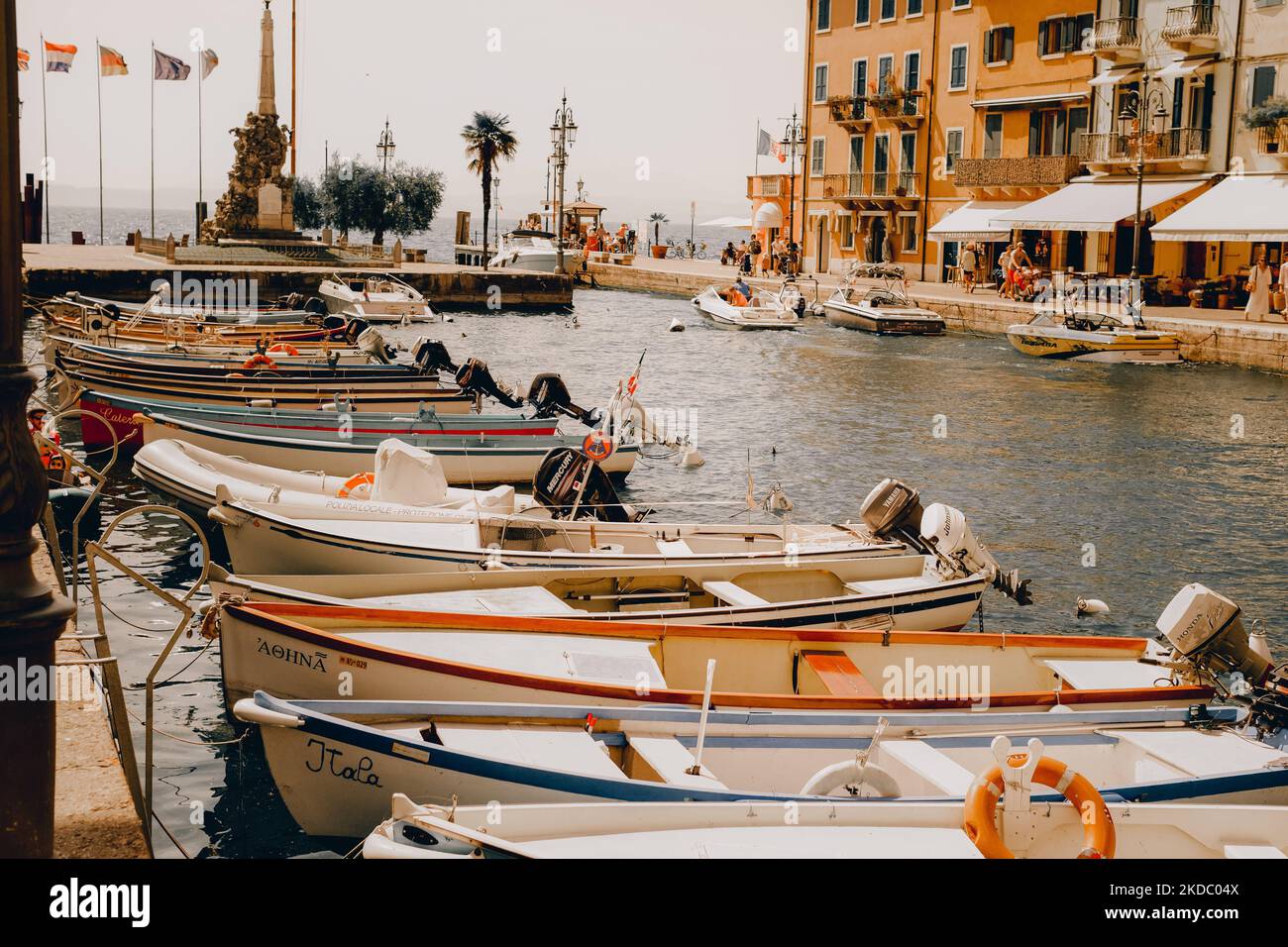 a shot of Little Italian harbor in the town of Lazise lake Garda Stock ...