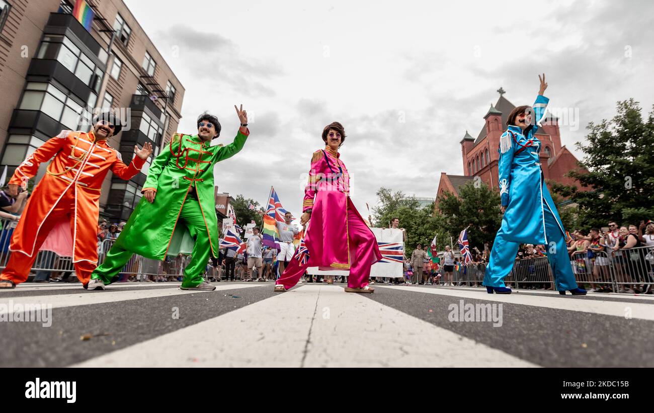 Spectators at a parade from the album hi-res stock photography and ...