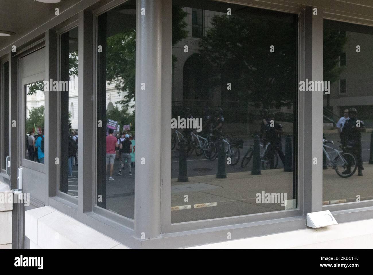 Capitol hill security booth window hi-res stock photography and images ...
