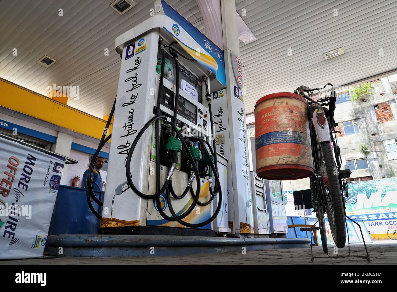 Empty petrol stations hi-res stock photography and images - Alamy