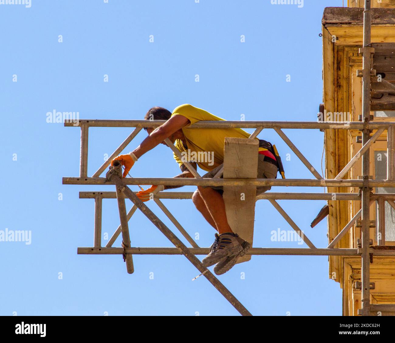 Dismantling of scaffolding hi-res stock photography and images - Alamy