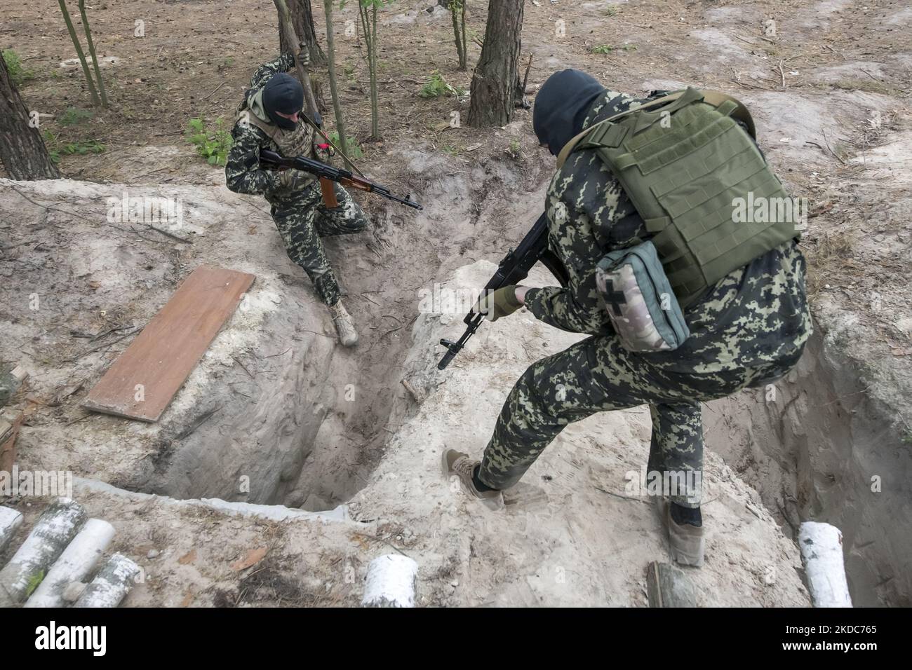 Members of the Ukrainian Territorial Defense Forces participate in ...