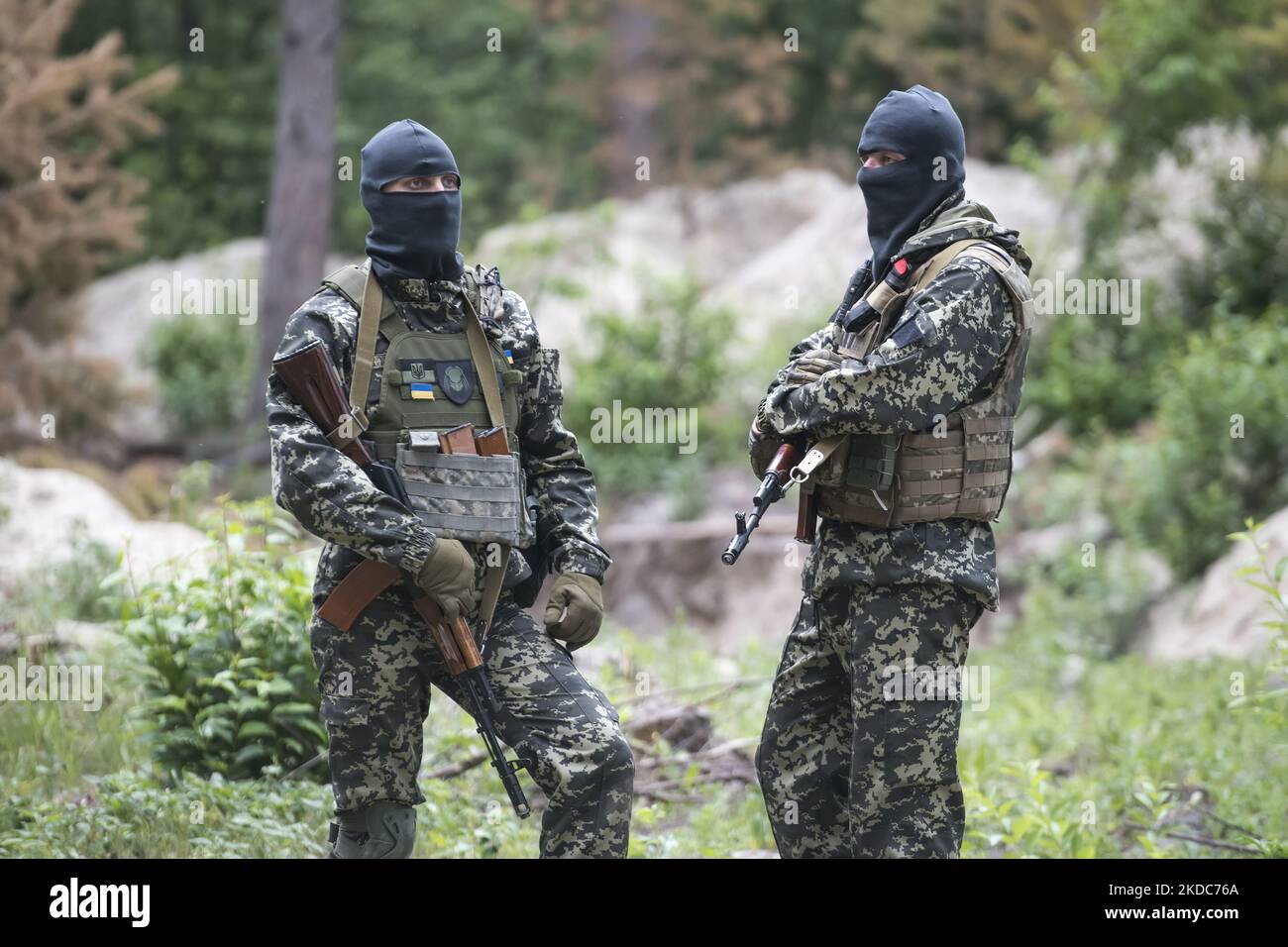 Members of the Ukrainian Territorial Defense Forces participate in ...
