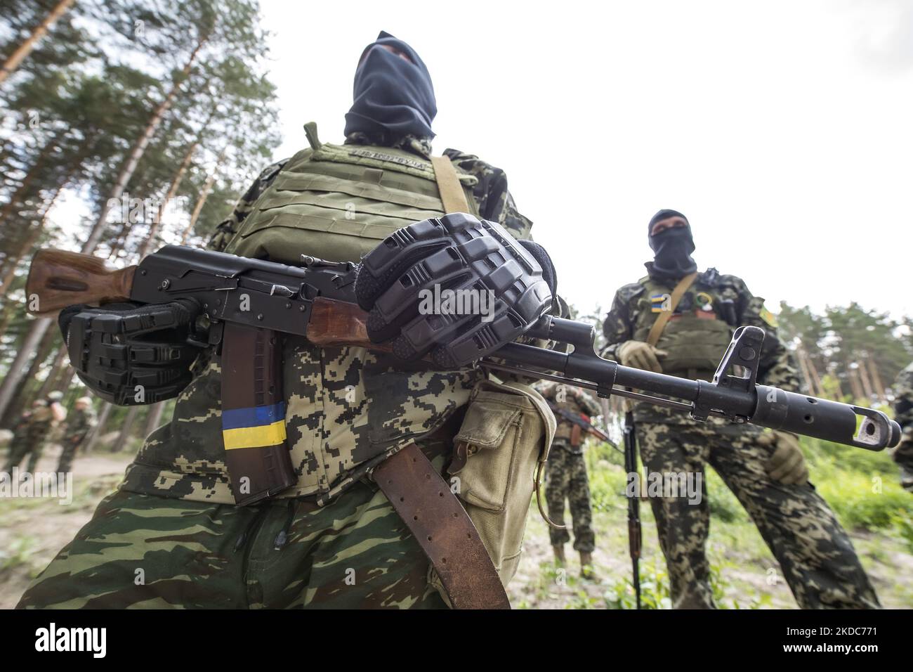 Members of the Ukrainian Territorial Defense Forces participate in ...