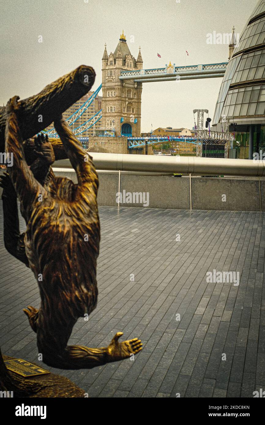 Monkey sculpture hi-res stock photography and images - Alamy