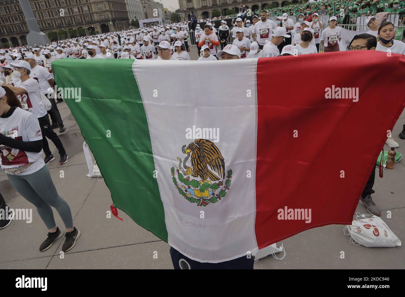 A person extends the Mexican flag during a massive boxing class in ...