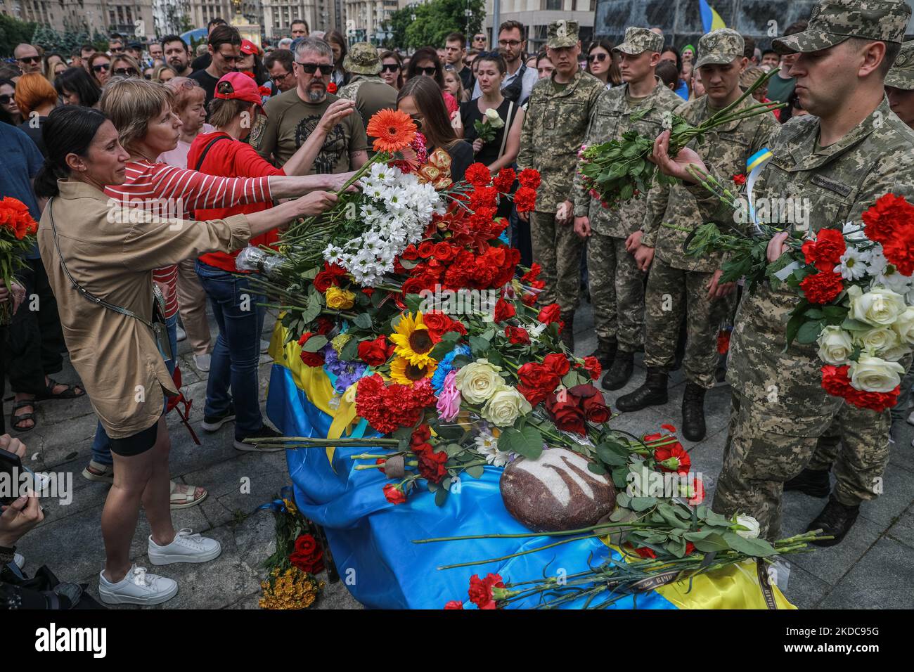 Peoples put the flowers to the coffin with Roman Ratushyi body at Maidan Nezalezhnosti during ...
