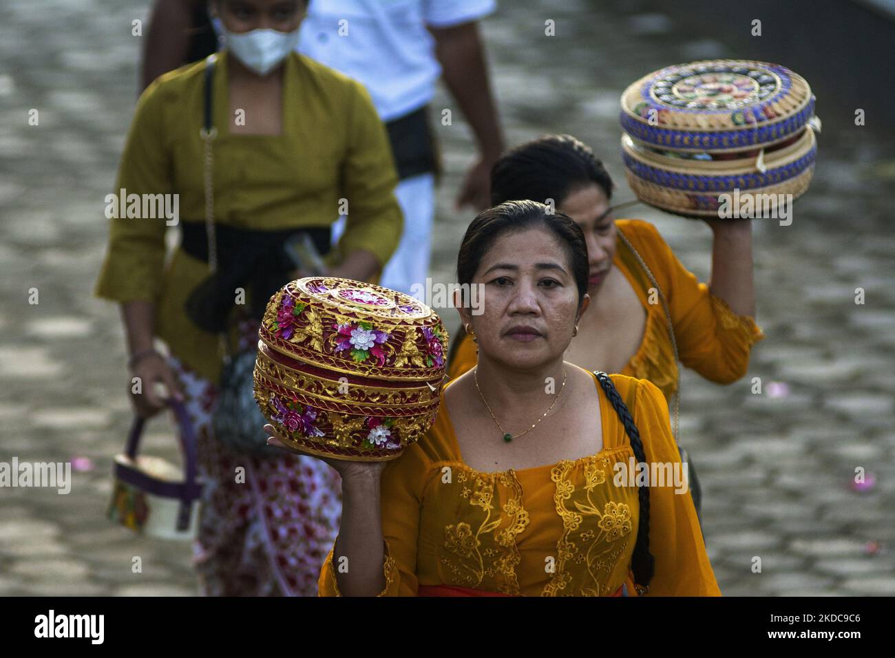 Hindus bring offerings for Kuningan Day prayer at the Great Wanakerta ...