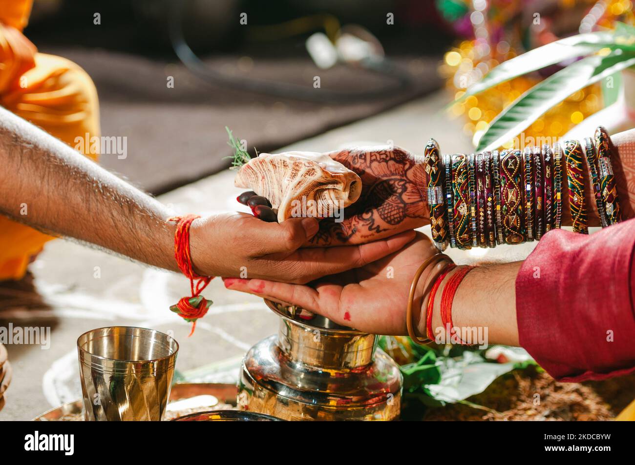 The Indian bride hands at traditional ritual during wedding Stock Photo ...