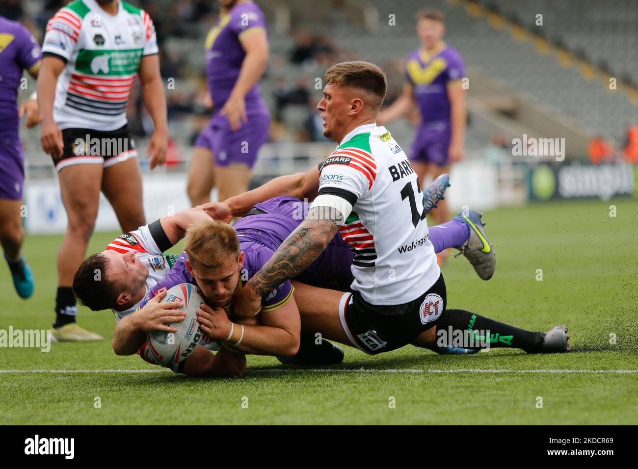 Josh Eaves of Newcastle Thunder scores during the BETFRED Championship ...