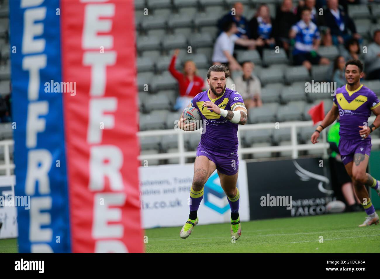 Alex Foster of Newcastle Thunder scores his team’s second try during ...