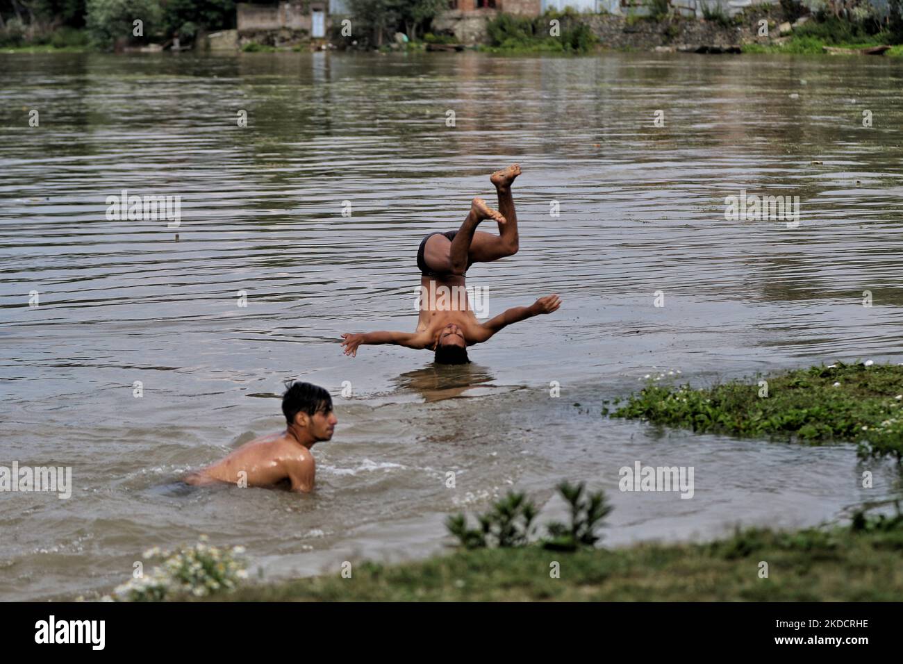 India boys swim hi-res stock photography and images - Alamy