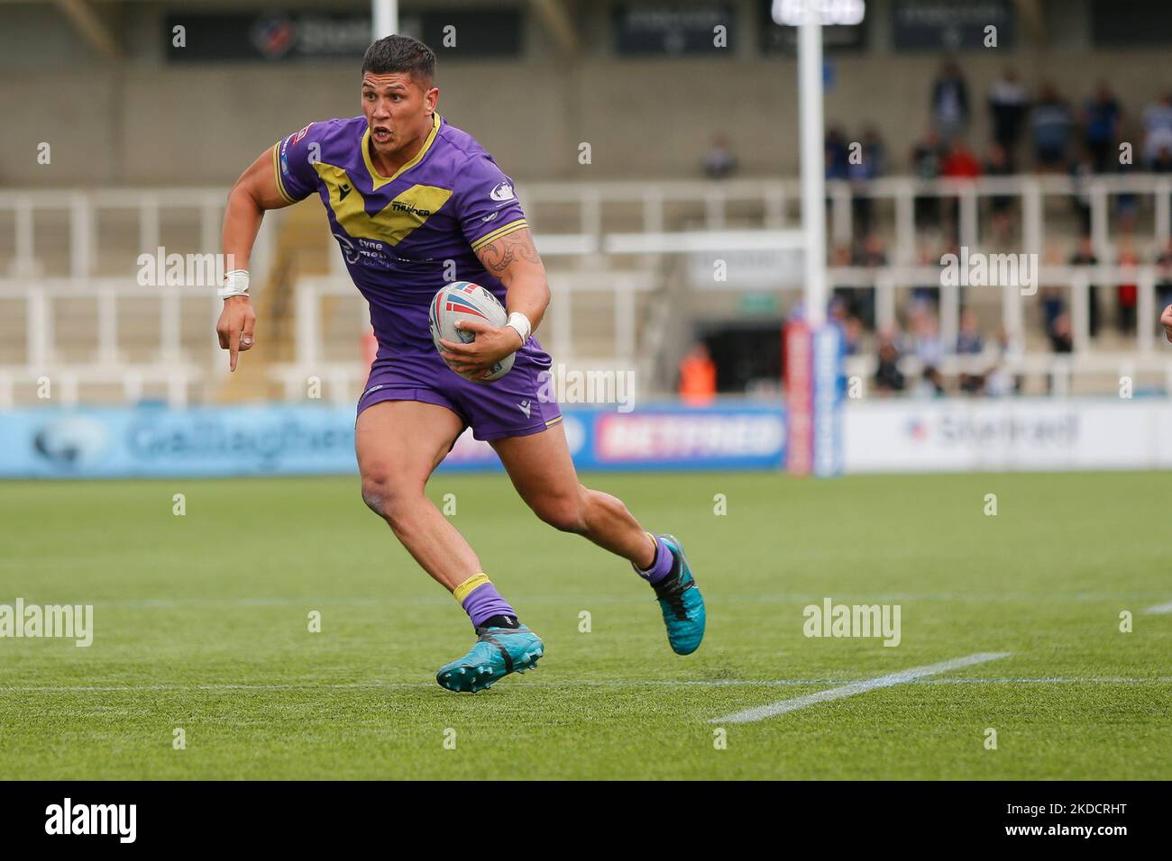 Mitch Clark of Newcastle Thunder cuts inside during the BETFRED ...