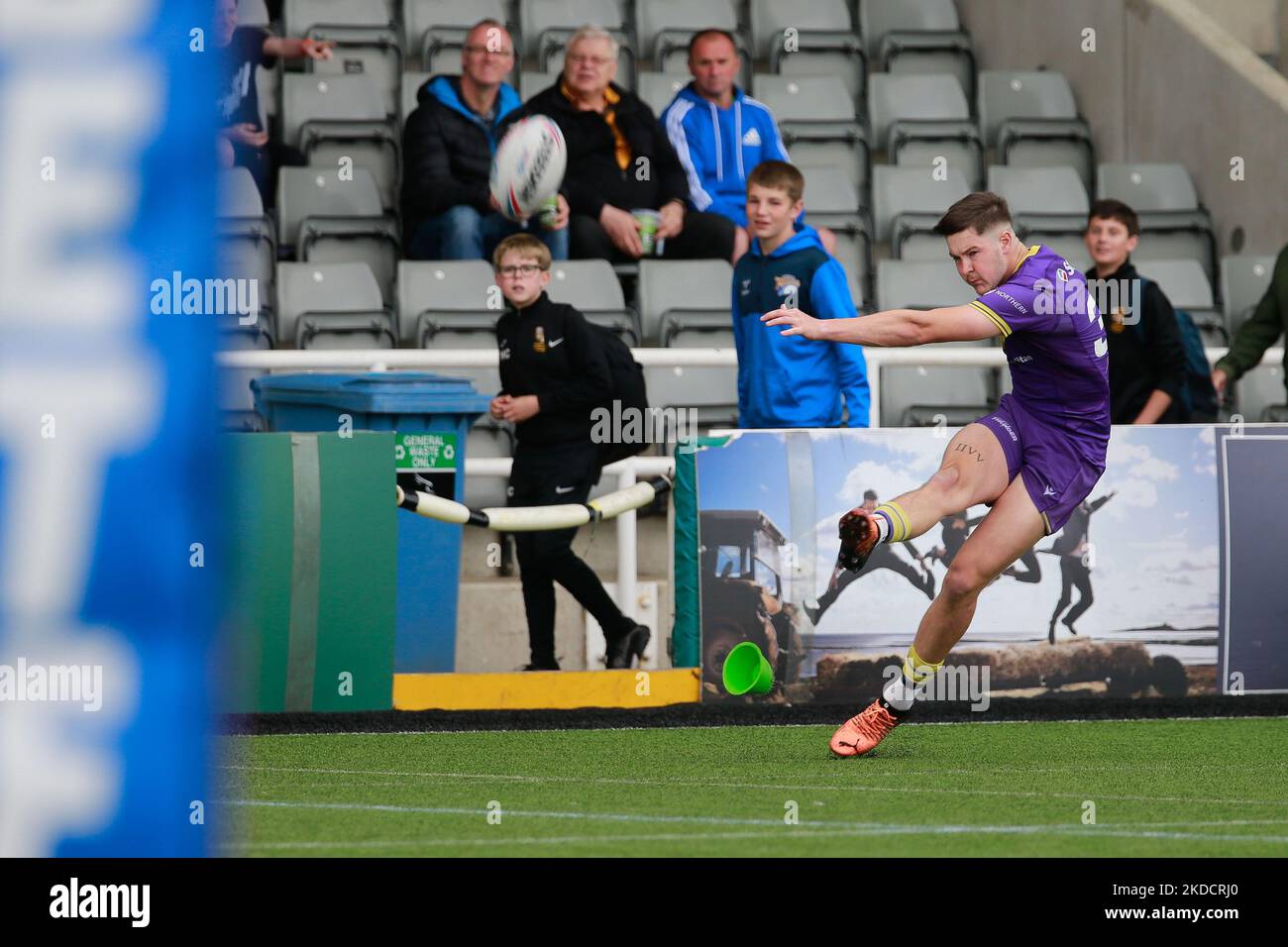 Riley Dean of Newcastle Thunder kicks from wide-out during the BETFRED ...