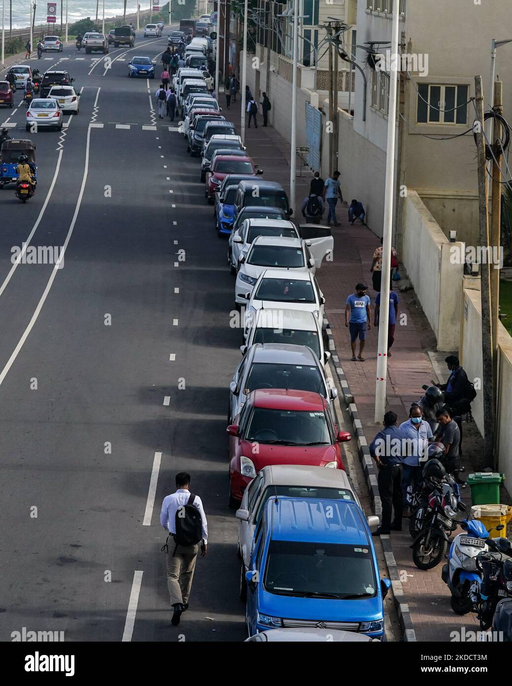 Fuel queues sri lanka hi-res stock photography and images - Alamy
