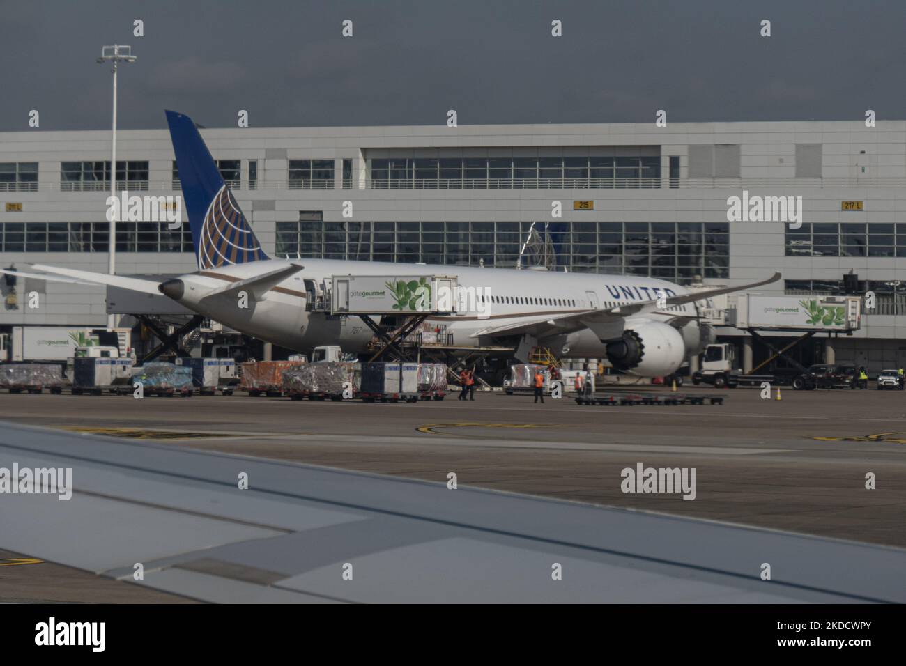 A United Airlines Boeing 777 wide body jet and a Boeing 787 Dreamliner ...