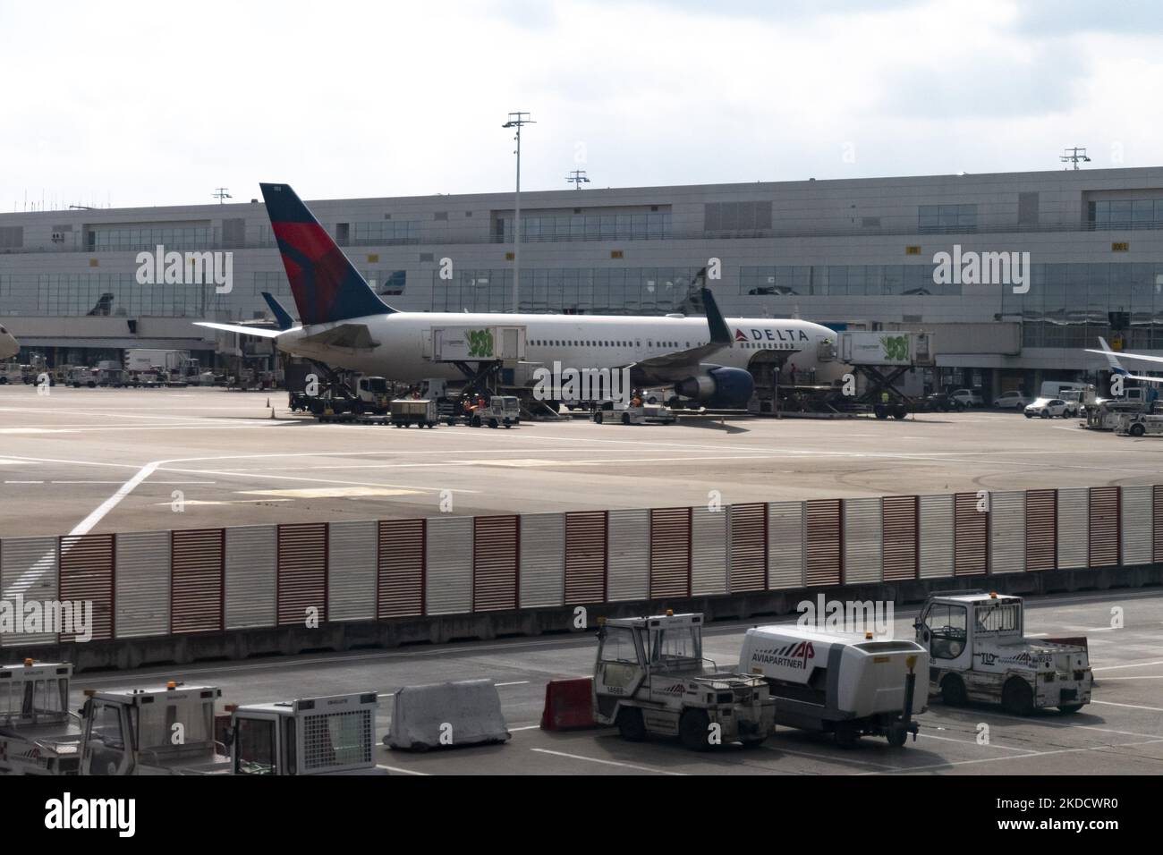 American airlines jetbridge hi-res stock photography and images - Alamy