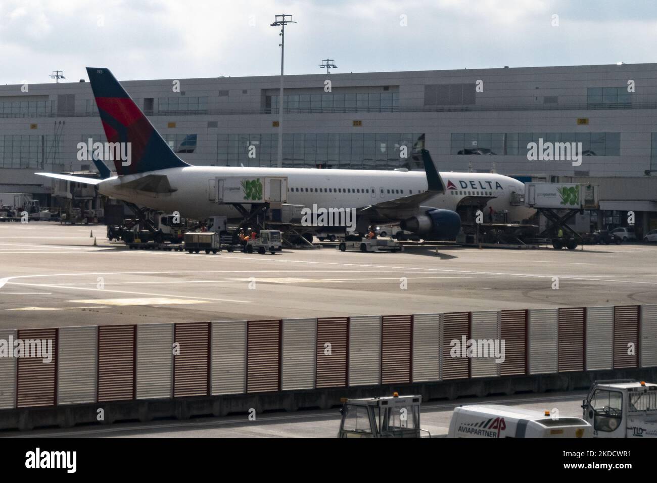 American airlines jetbridge hi-res stock photography and images - Alamy