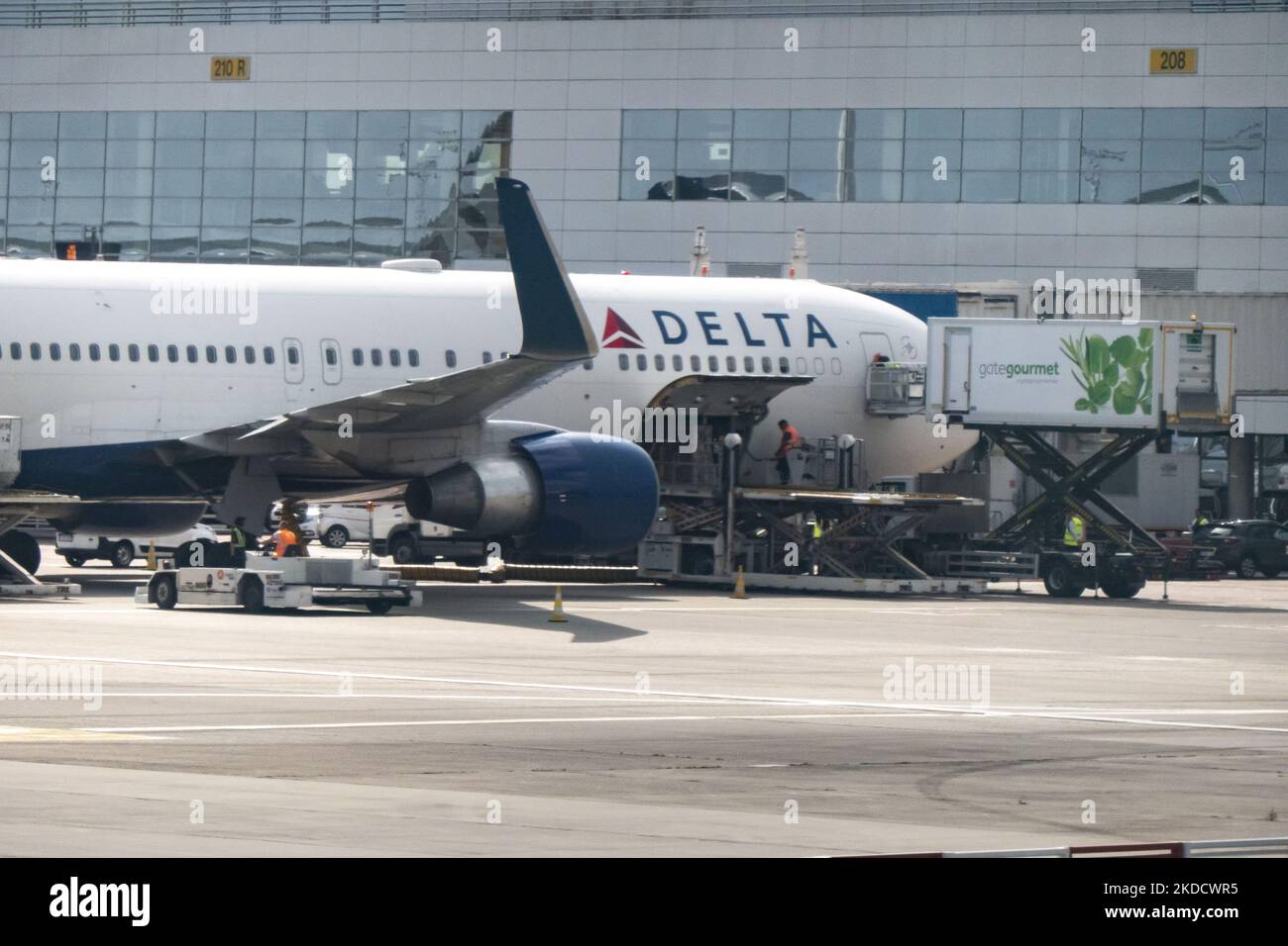 American airlines jetbridge hi-res stock photography and images - Alamy