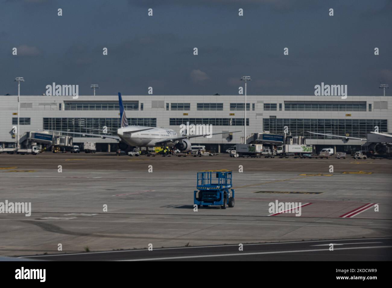 American airlines jetbridge hi-res stock photography and images - Alamy