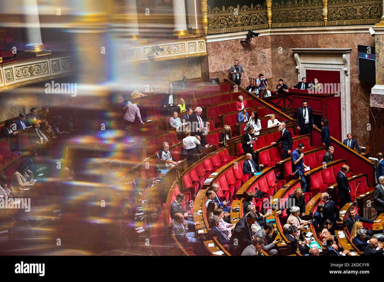 The hemicycle seen through a prism. Aesthetic representations of the ...