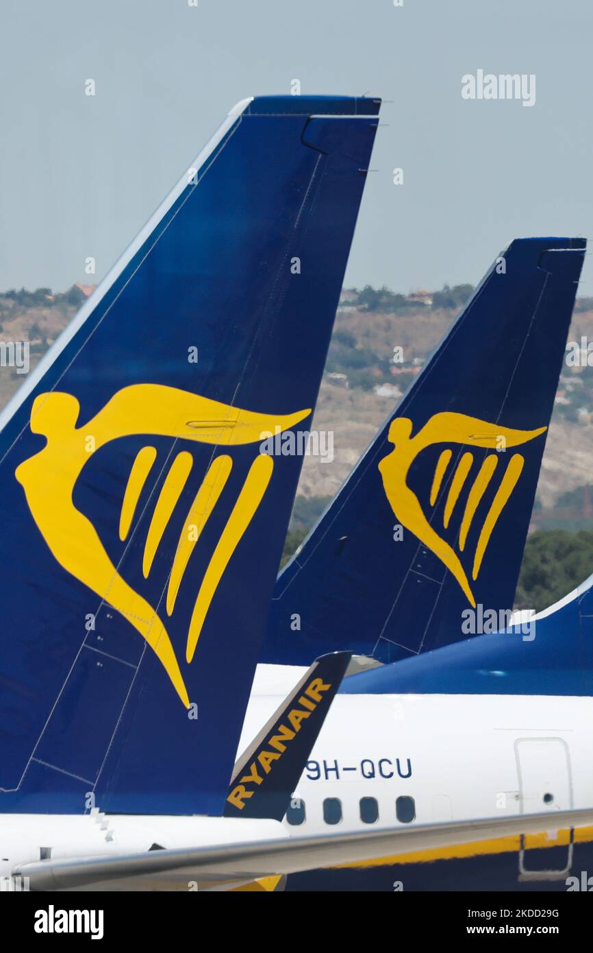 Airplane logos hi-res stock photography and images - Alamy