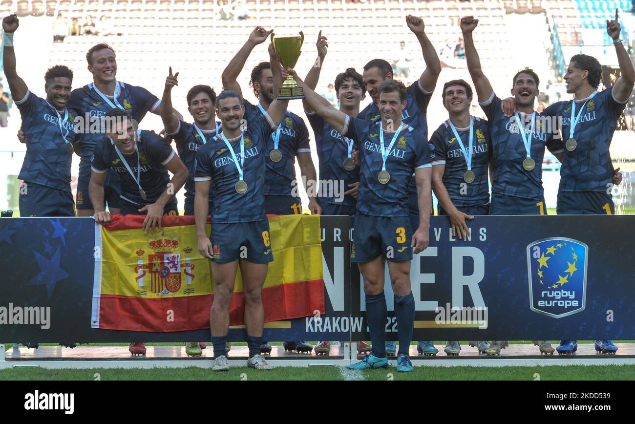 Spain's national rugby sevens team celebrates after wimmingthe Men's 7s ...
