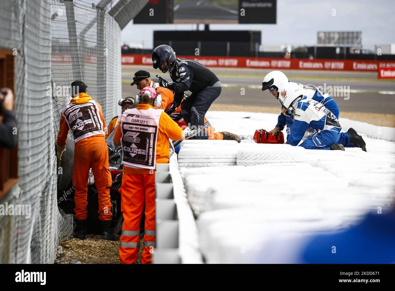 24 Guanyu Zhou, Alfa Romeo F1 Team Orlen, C40, action marshalls rescue ...