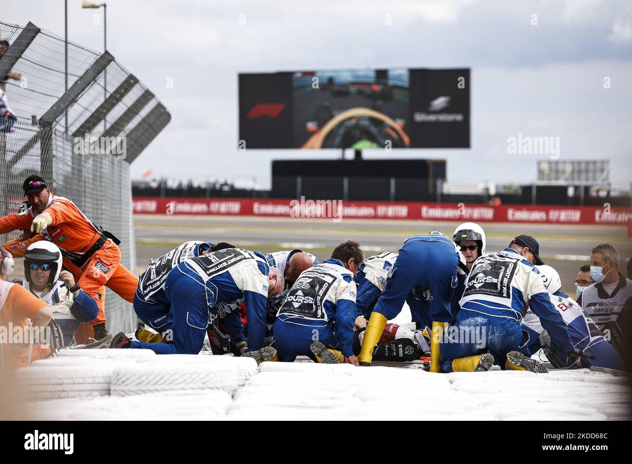 24 Guanyu Zhou, Alfa Romeo F1 Team Orlen, C40, action marshalls rescue ...