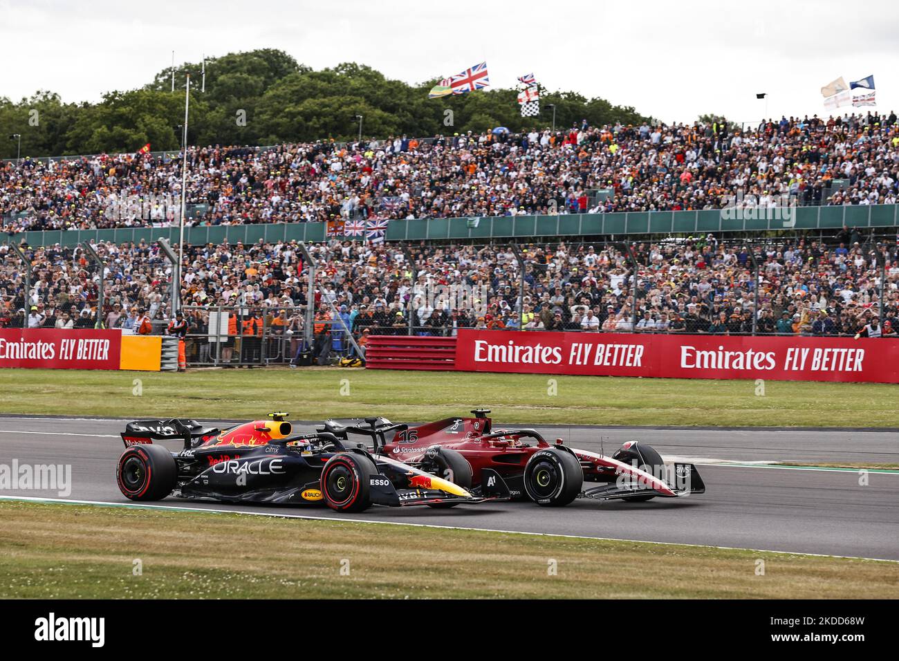 11 Sergio Perez, Oracle Red Bull Racing, RB18, action overtaking 16 ...