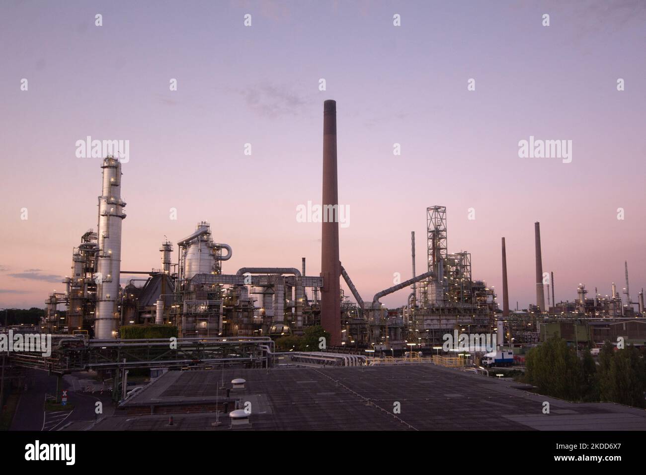 Shell oil refinery cologne hi-res stock photography and images - Alamy