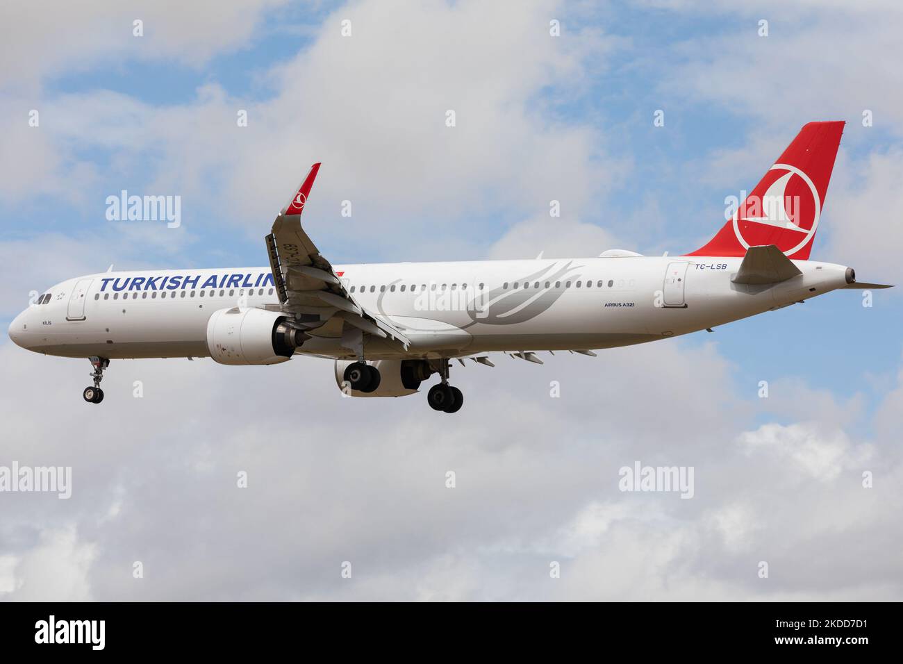 A Turkish Airlines Airbus A321 lands at Heathrow Airport on Monday 27 ...