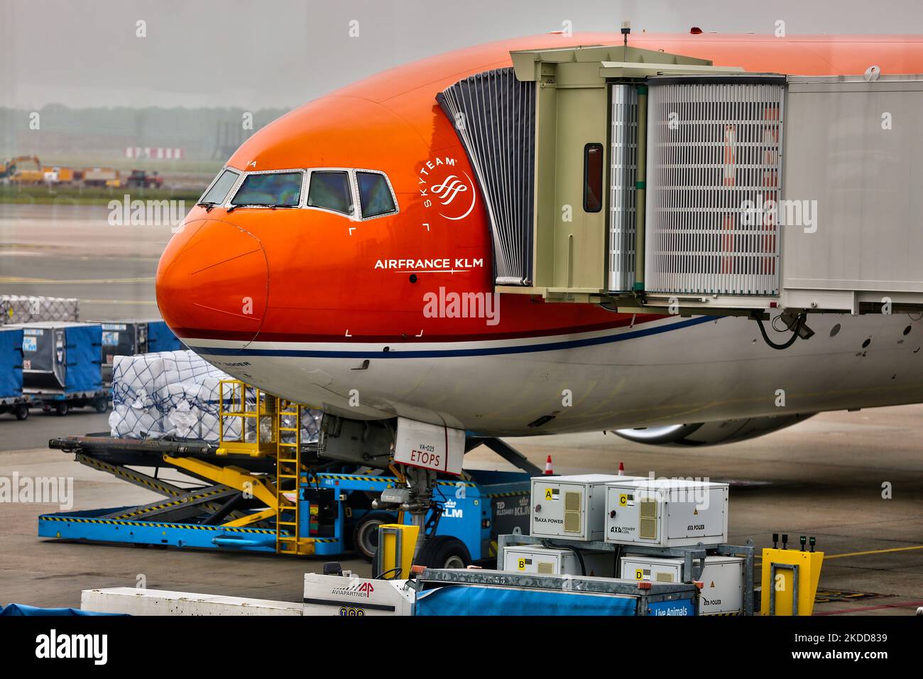 KLM Royal Dutch Airlines Boeing 777-306ER (Orange Pride Livery) at ...
