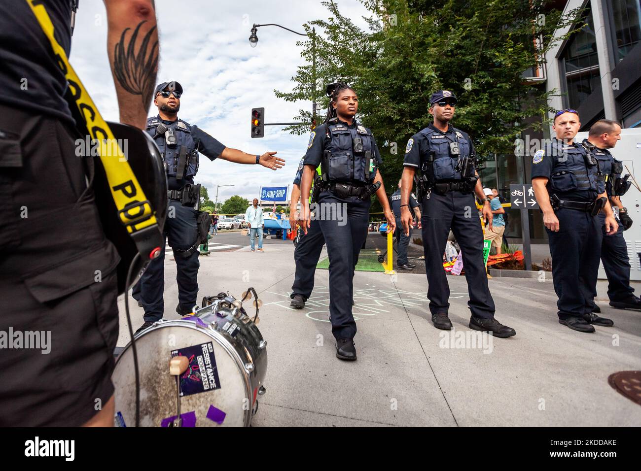 Metropolitan (DC) Police officers push protesters back a second time ...
