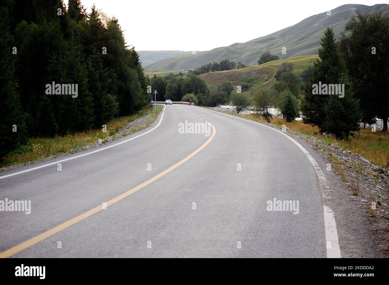 Car driving in through countryside hi-res stock photography and images ...