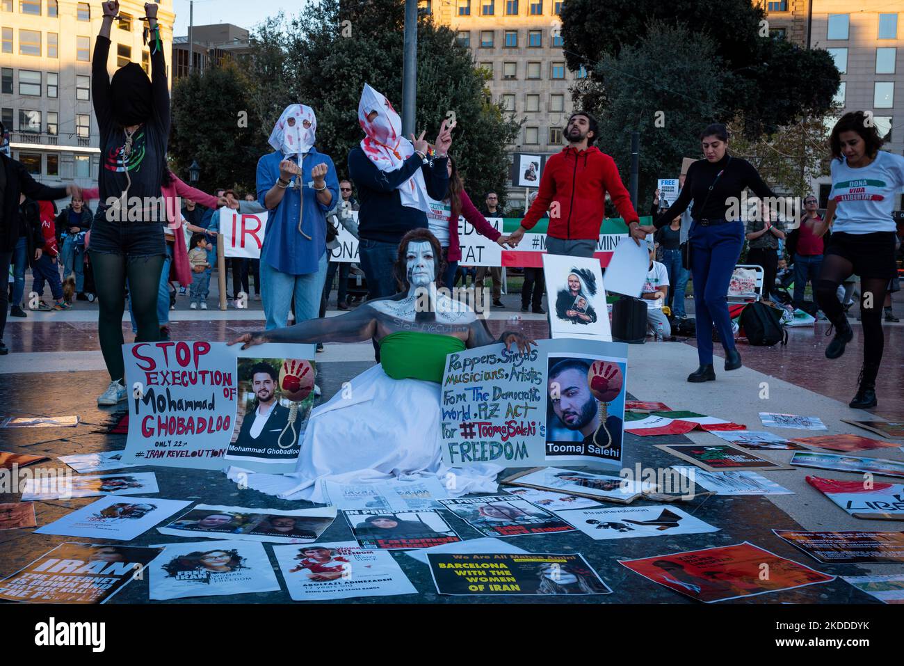 Barcelona, Spain. 05th Nov, 2022. Protesters seen dancing and chanting ...