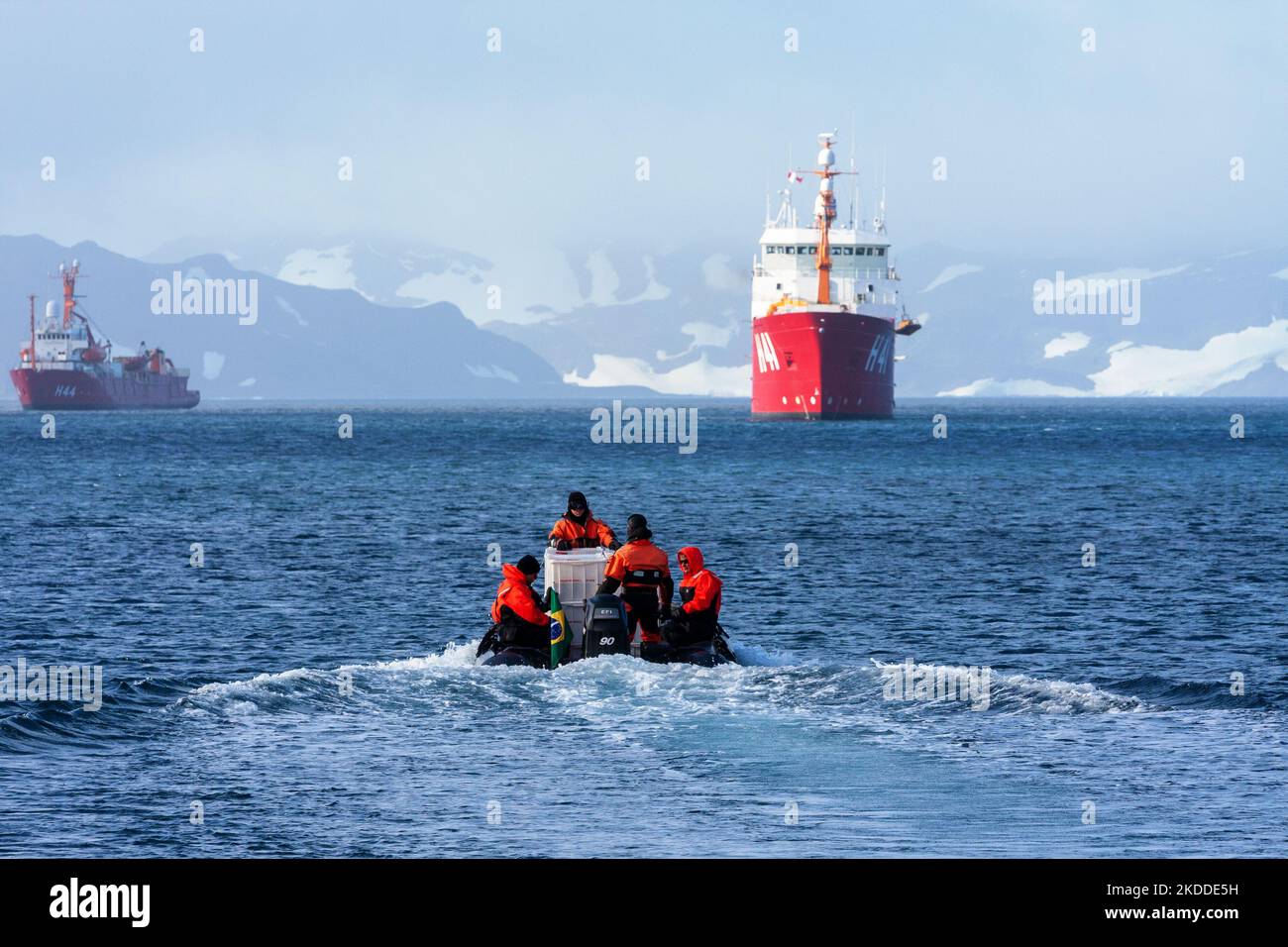 A zodiac boat returning to the research ship Almirante Maximiano in the ...