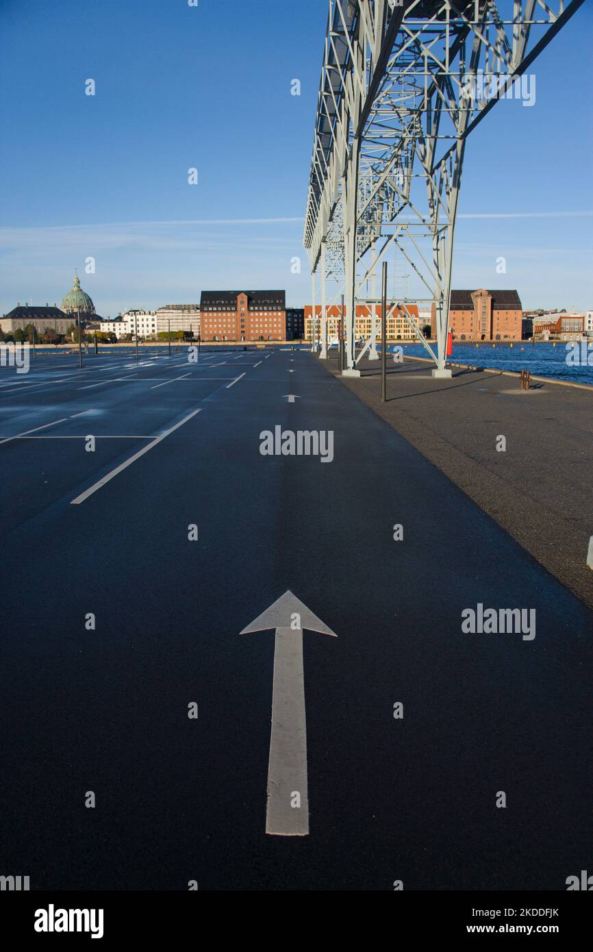 A traffic sign indicating the direction of traffic with an arrow Stock ...