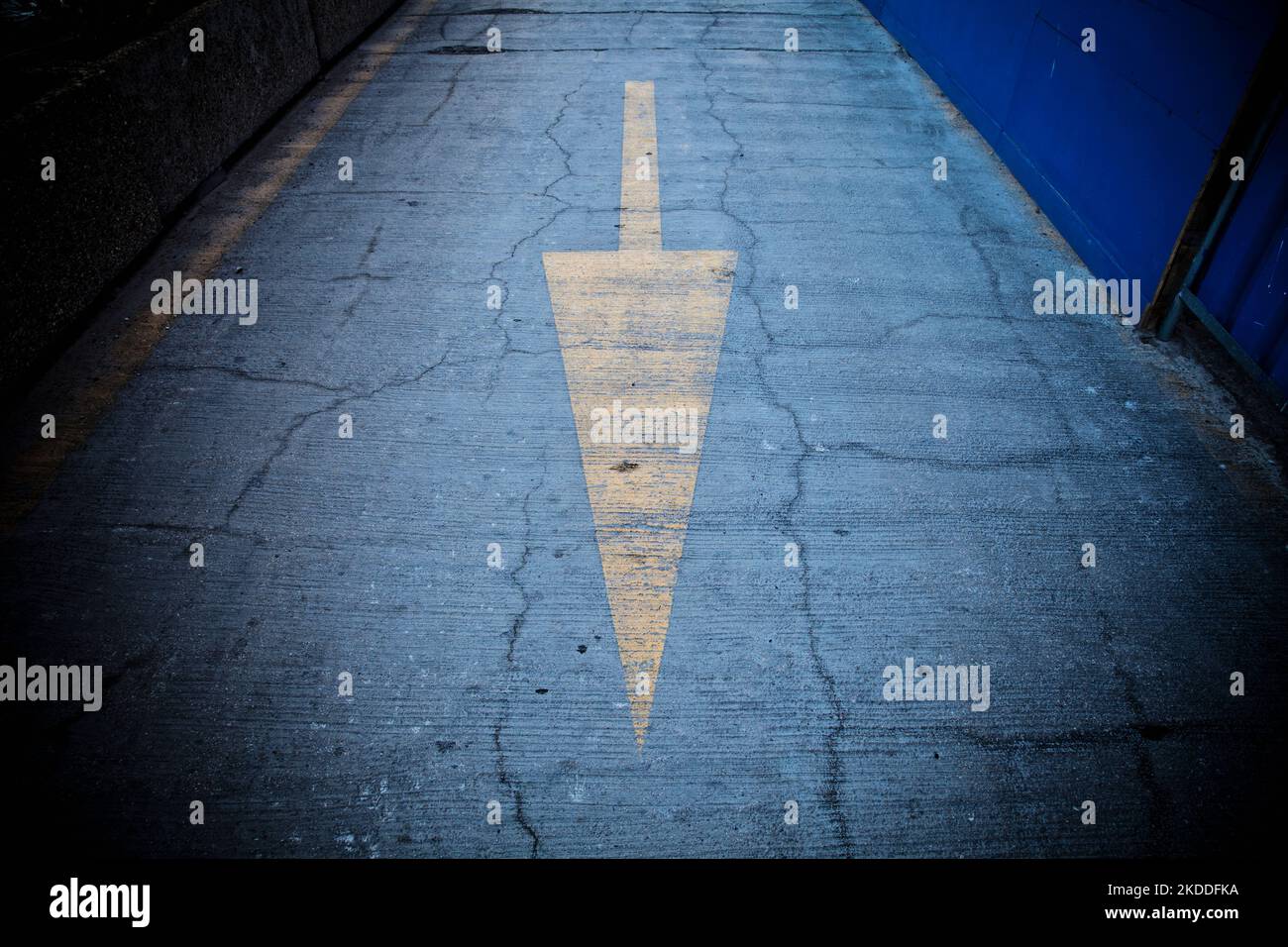 A traffic sign indicating the direction of traffic with an arrow Stock ...