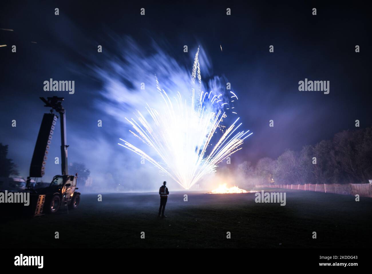 People watch the Wallingford 1155 Bonfire & Fireworks night at the ...