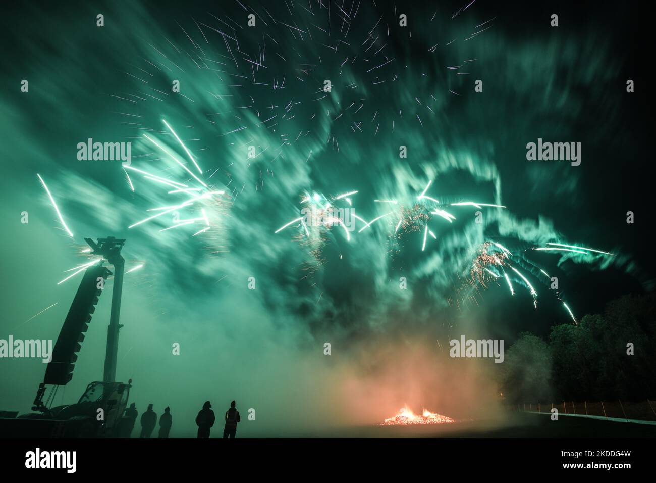 People watch the Wallingford 1155 Bonfire & Fireworks night at the ...