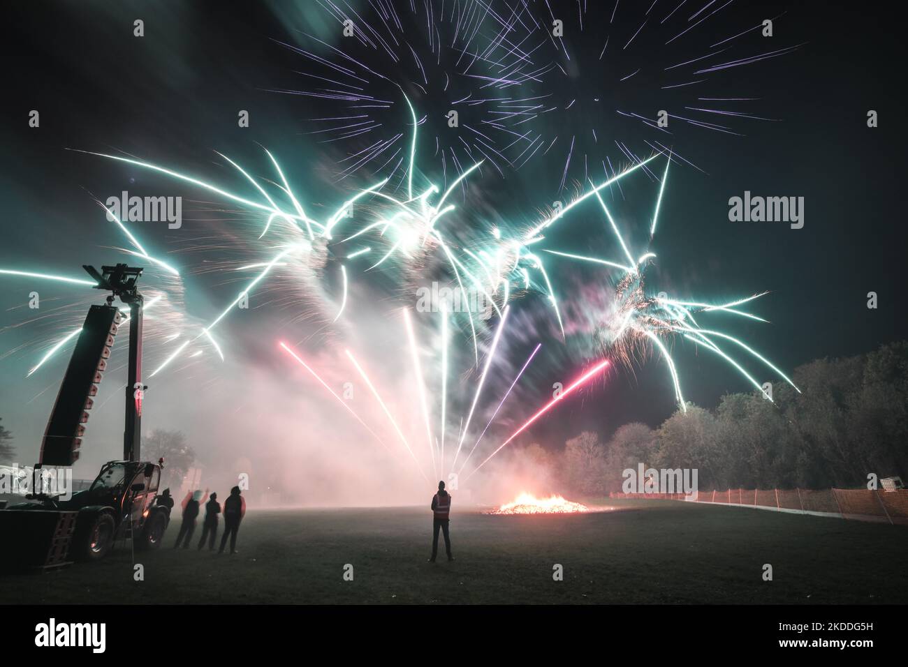 People watch the Wallingford 1155 Bonfire & Fireworks night at the ...