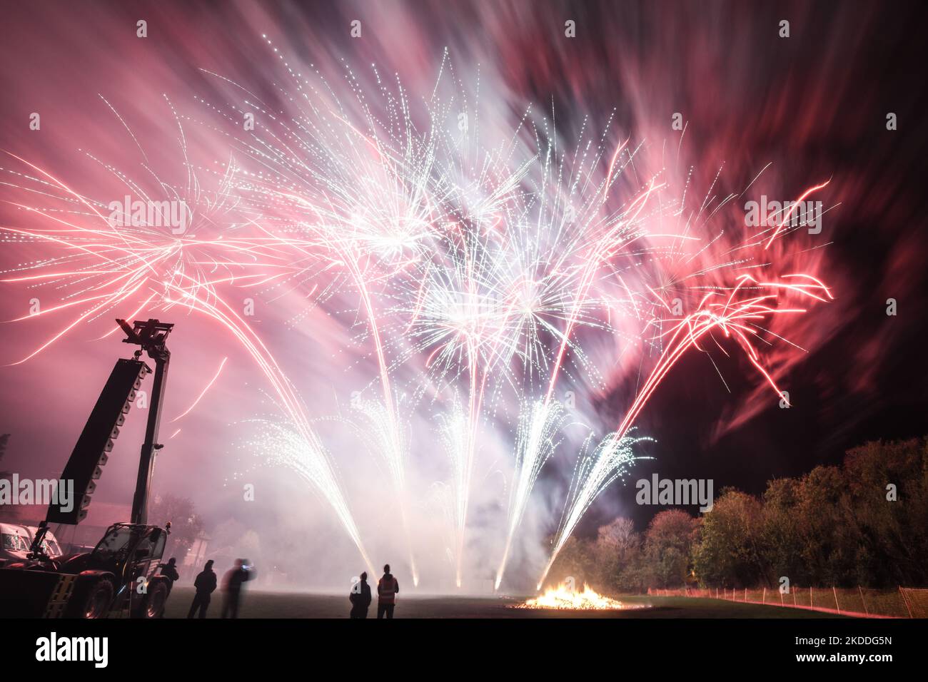 People watch the Wallingford 1155 Bonfire & Fireworks night at the ...
