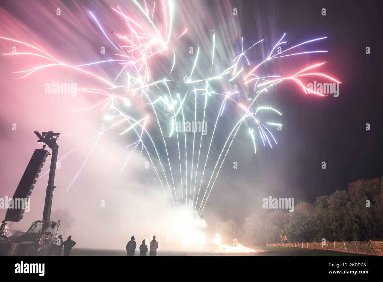 People watch the Wallingford 1155 Bonfire & Fireworks night at the ...