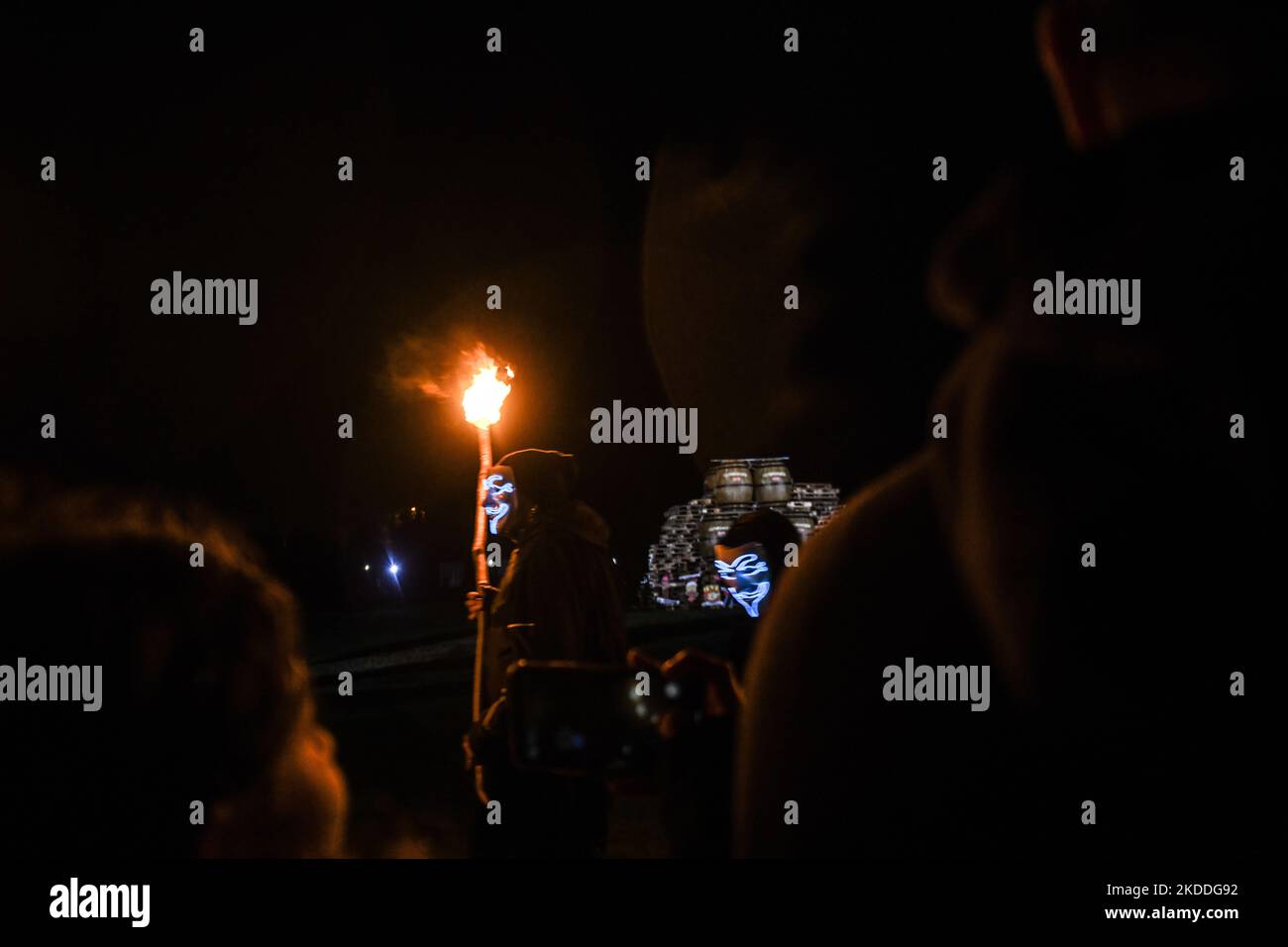 People watch the Wallingford 1155 Bonfire & Fireworks night at the ...